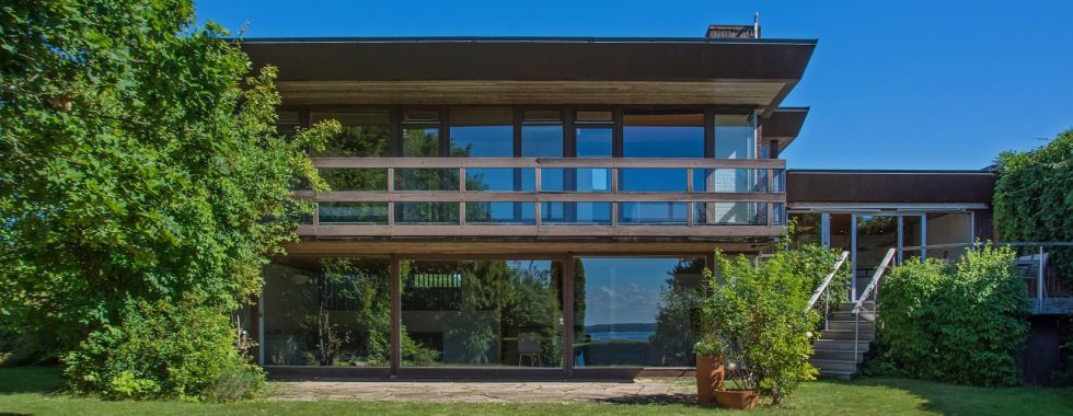 Arkitektritad 70-talsdröm med utsikt över havet! | Boneo